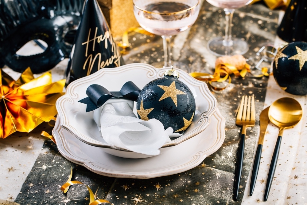 How to decoratie a festive New Year's eve table - Stewarts Garden Centre