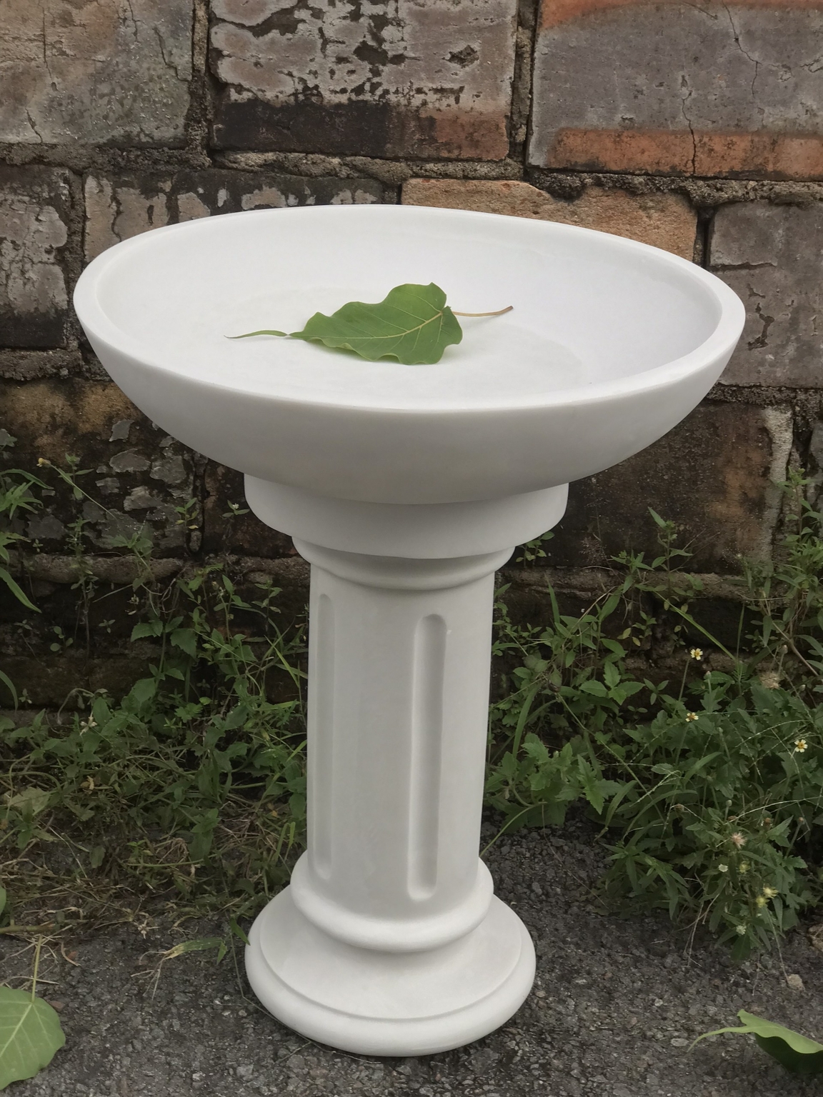 Bird Bath Round White - Stewarts Garden Centre